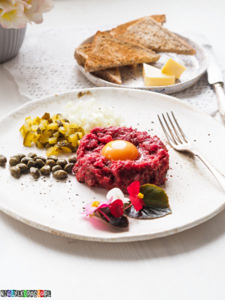 Tradycyjny tatar wołowy - przepis i pomysł podania