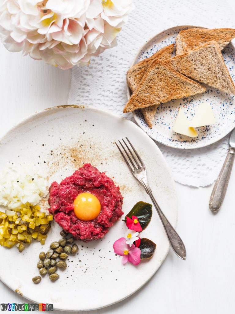 Tradycyjny tatar wołowy - przepis i pomysł podania