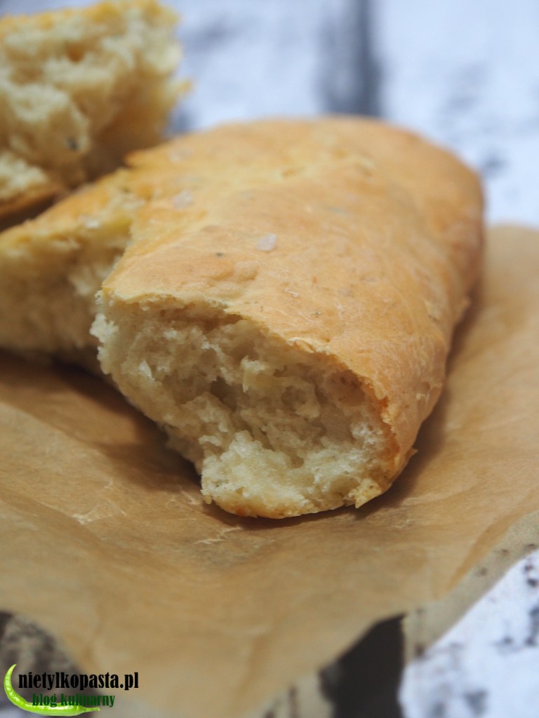 Focaccia z czosnkiem i rozmarynem