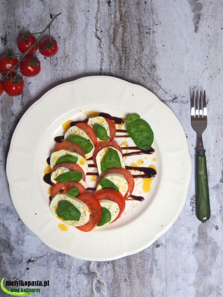 Pomidory z mozzarellą - sałatka caprese