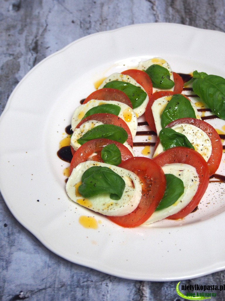 Pomidory z mozzarellą - sałatka caprese
