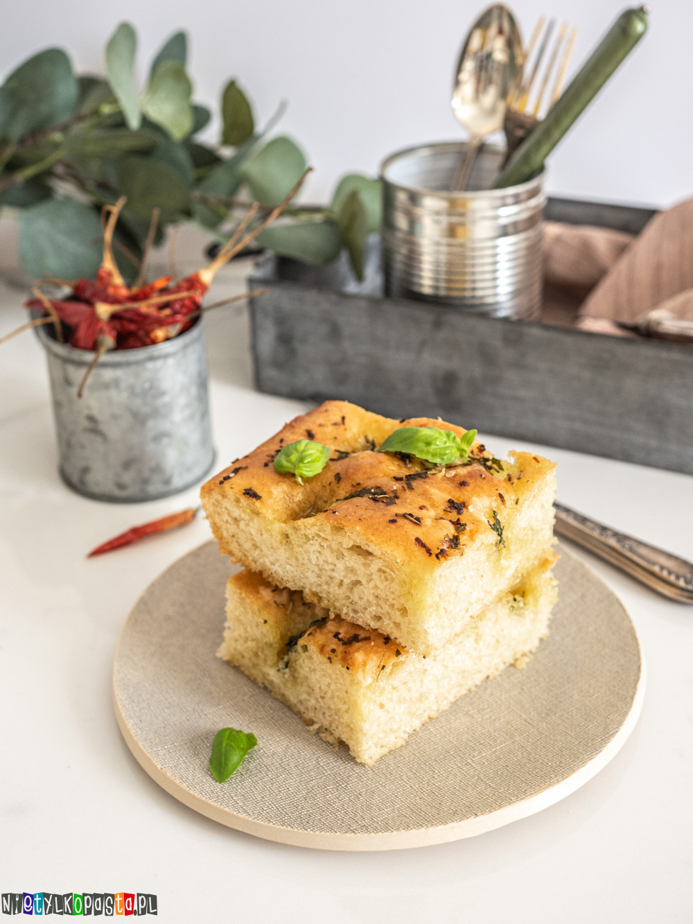 Focaccia z czosnkiem i ziołami