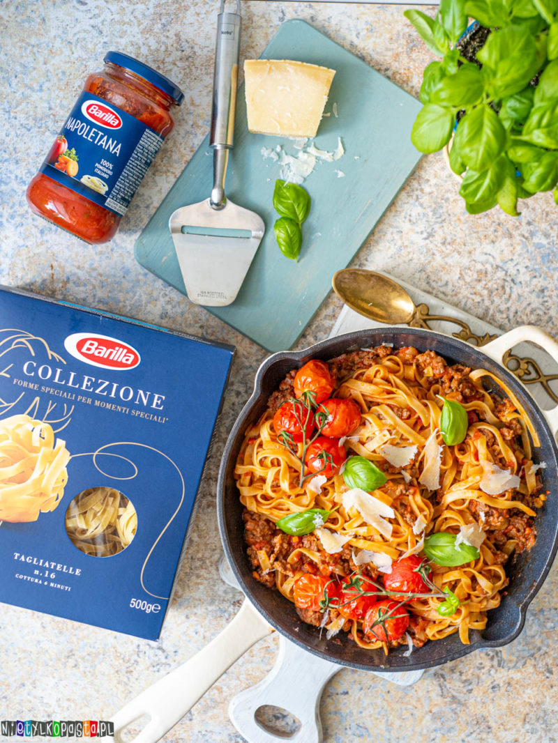 Tagliatelle z mięsem mielonym i sosem Napoletana