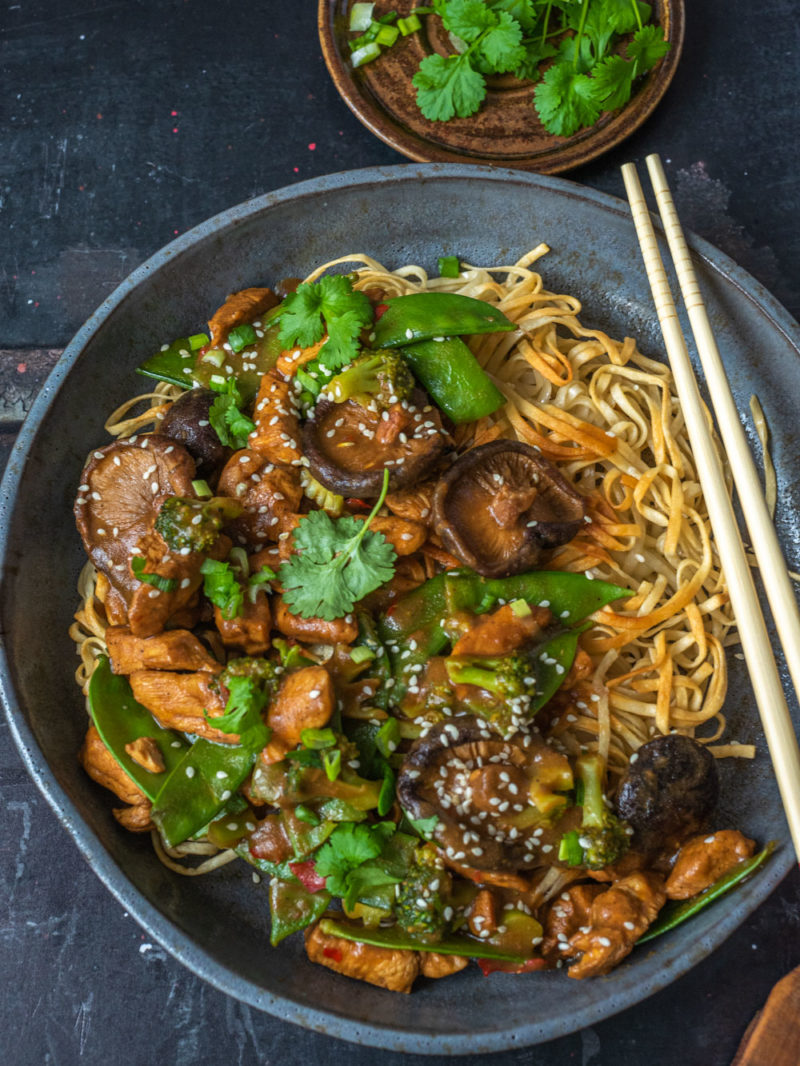 Azjatycki makaron z kurczakiem i grzybami