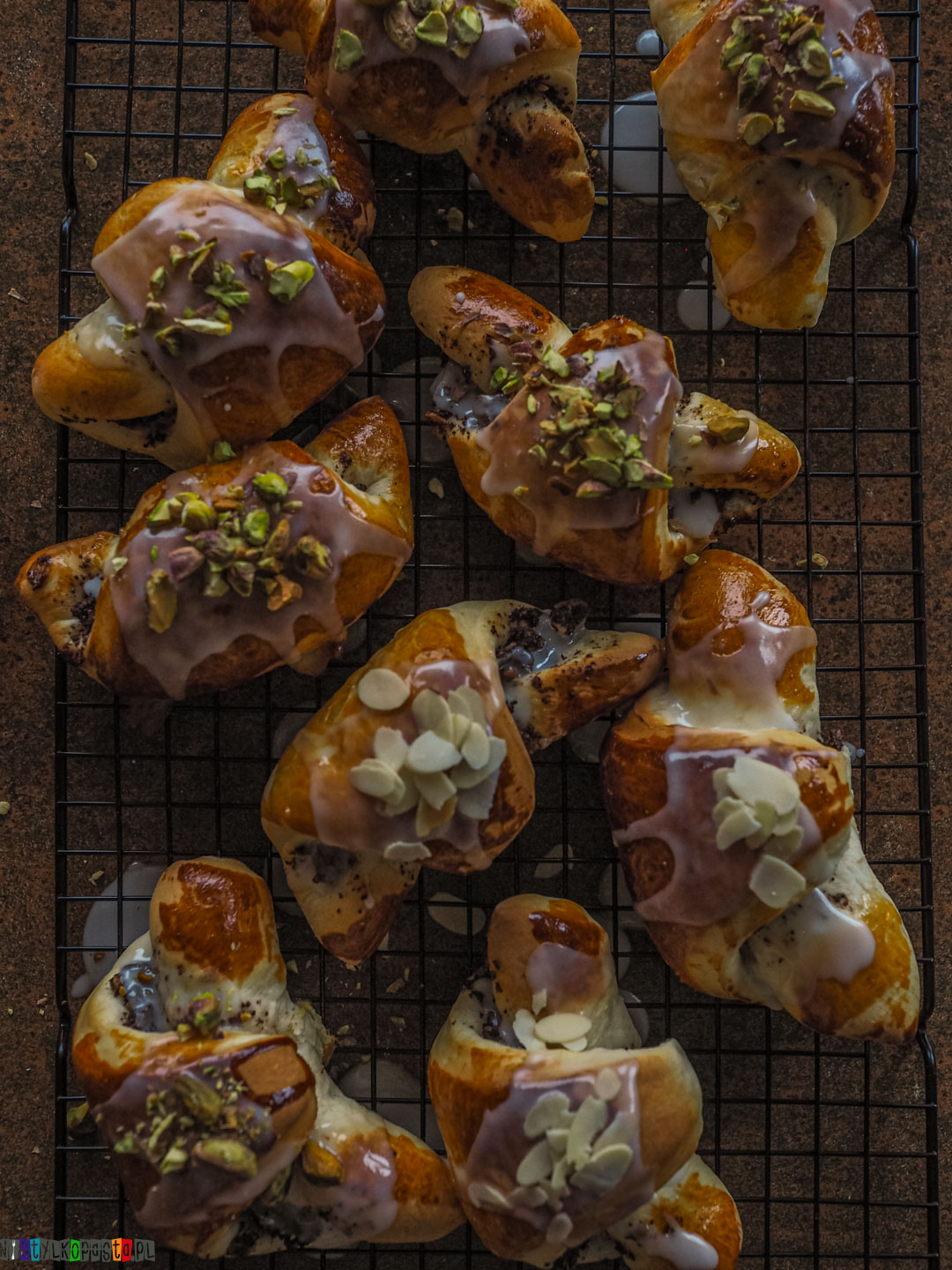 Drożdżowe rogale z makiem