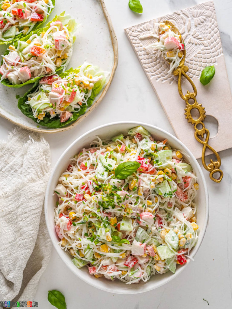 Sałatka z paluszkami krabowymi