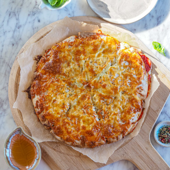 Pizza na tortilli - przepis na bardzo prostą pizzę w 20 minut